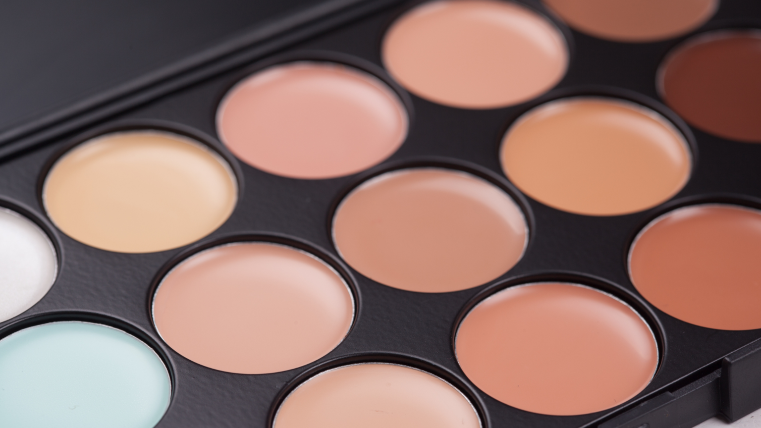 5 Makeup Tips for Beginners - Easy Makeup Routine - thePinkPanel